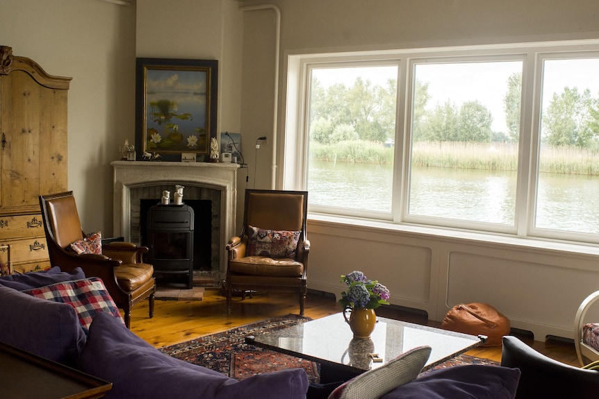 Hermoso Molino De Viento Original A Lo Largo De La Orilla Del Río - Ámsterdam