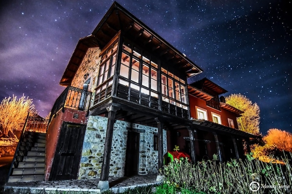 Fachada da propriedade à noite