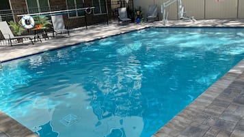 Piscina exterior, guarda-sóis, espreguiçadeiras