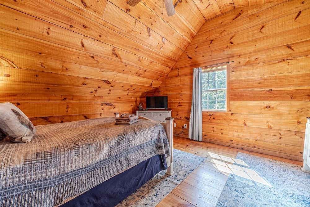 Hoo`s There Hideaway | 2br 2ba | Hot Tub | Pool Table | Jetted Tub | Fire Pit - Sautee Nacoochee, GA