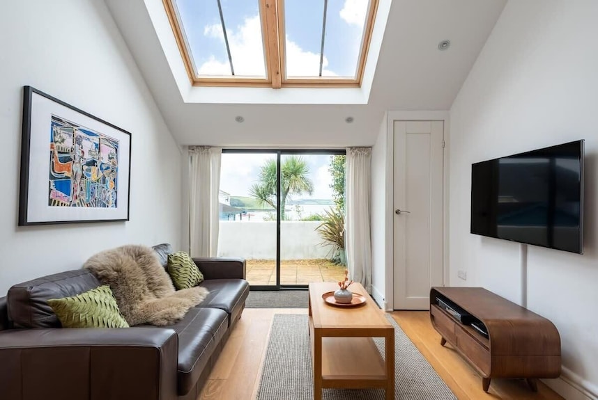 Bright Flat W/ Estuary Views & Parking, Falmouth - 팰머스