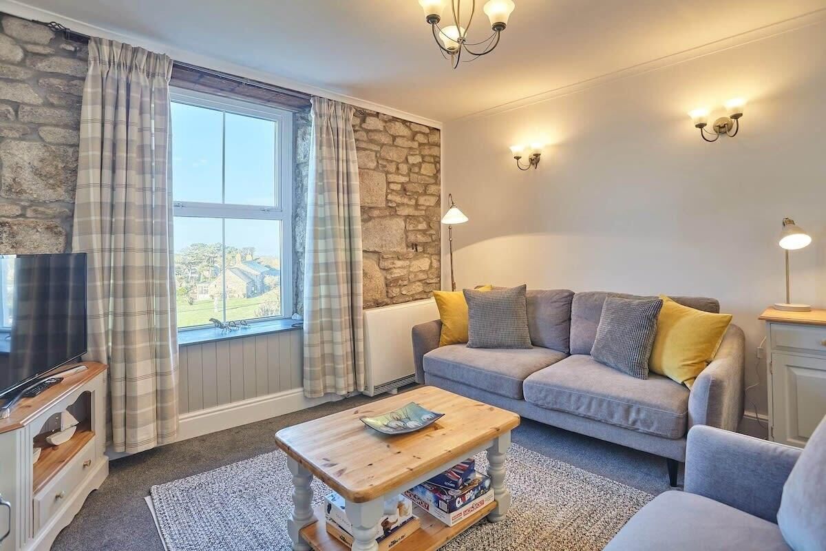 Cosy Flat, Sea Views , Short Walk To Shops & Pub - Porthcurno