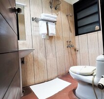 Quarto Duplo Deluxe | Casa de banho | Um polibã, artigos de higiene pessoal grátis, toalhas fornecidas 