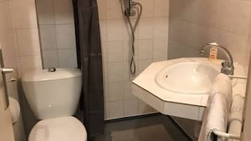 Quarto Duplo | Casa de banho | Um polibã, um secador de cabelo, toalhas fornecidas, sabão