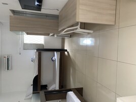 Quarto Quádruplo Básico | Minibar, cofre com capacidade para portátil, secretária 