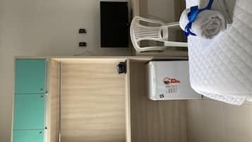 Quarto Individual Básico | Minibar, cofre com capacidade para portátil, secretária