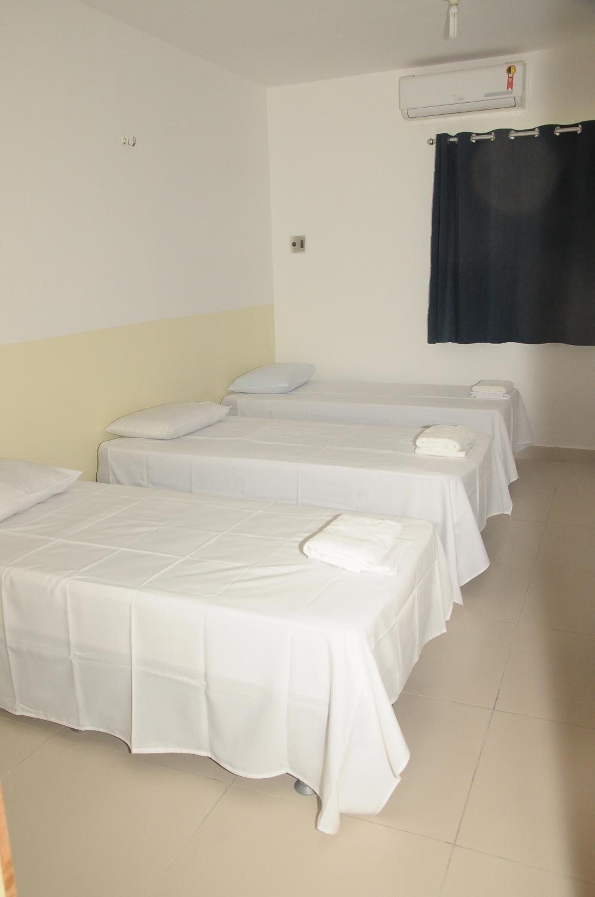 Frigobar, cofres nos quartos, escrivaninha