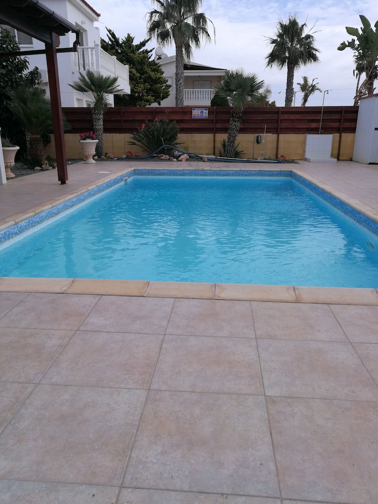 La Villa Carolyn Está Situada En Una Zona De Cul-de-suc. Es Muy Tranquilo, Relajante Y Tiene Una Maravillosa Vista Al Mar, El Mar Está A Solo 100 Metros De La Casa. El Centro De Ayia Napa, Con Todo Su Estilo De Vida Nocturna, Está A Solo 5 Minutos En C... - Nissi Beach