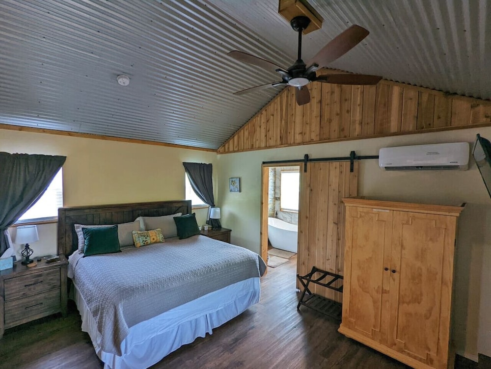 Sunflower - Hot Tub On Porch - City Escapes Cabins - Texas