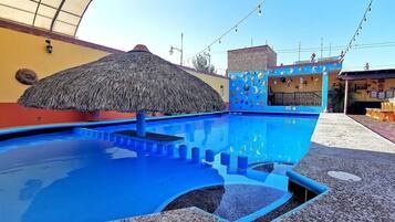 Piscina externa, espreguiçadeiras