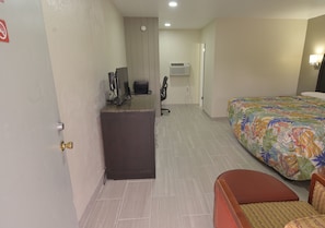 Quarto Standard, 1 cama king-size, não fumadores | Secretária, secretária adequada para computadores portáteis