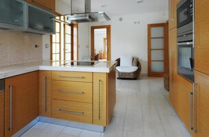 Cooktop, torradeira, talheres/pratos/utensílios de cozinha