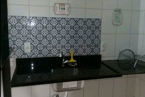 Casa Comfort | Cozinha privada | Um frigorífico, um micro-ondas, um forno, uma placa de cozinha 