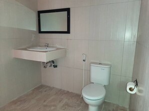 Quarto casal luxo | Banheiro | Chuveiro, toalhas de banho, sabonete 