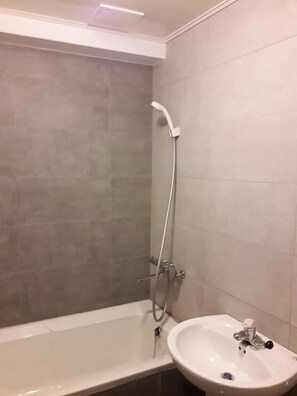 Produtos de toalete grátis, secador de cabelo, chinelos 