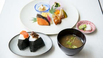 Pequeno-almoço tipo buffet diário (3300 JPY por pessoa)