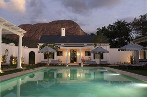Piscina exterior, guarda-sóis, espreguiçadeiras 