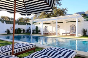 Piscina exterior, guarda-sóis, espreguiçadeiras 