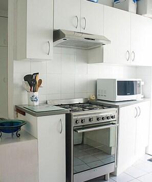 Casa | Cozinha privada | Um frigorífico, um micro-ondas, um forno, uma placa de cozinha