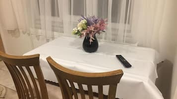 Frigobar, chaleira elétrica