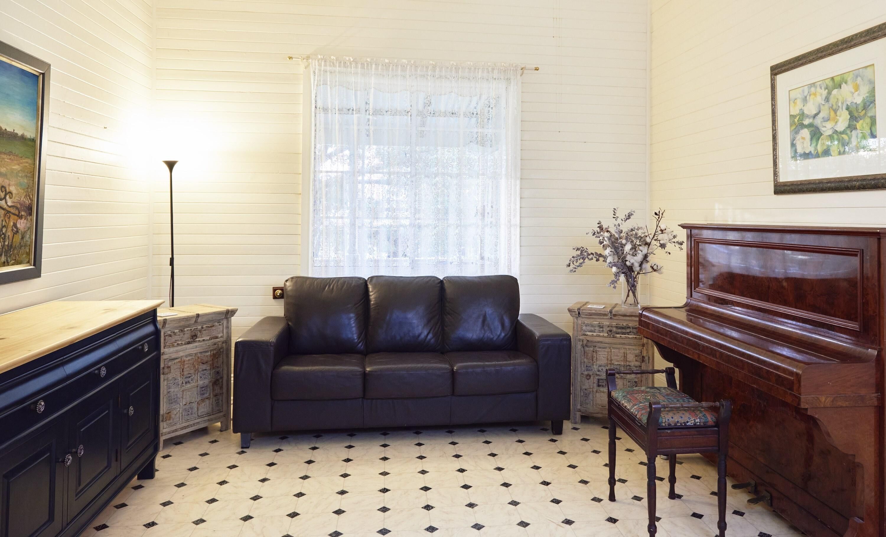 Poppet Head Manor - Beautiful, Historic House With Pool - Kitchener, Australia