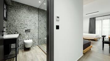 Quarto triplo superior (White Tower View) | Banheiro | Chuveiro, chuveiro com efeito de chuva, produtos de toalete grátis