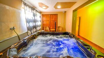 Banheira de hidromassagem interior