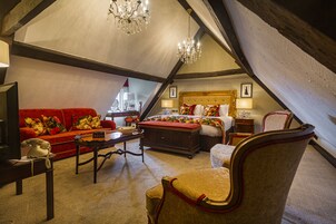 Suíte estúdio luxo | Escrivaninha, cortinas blackout, ferros/tábuas de passar roupa