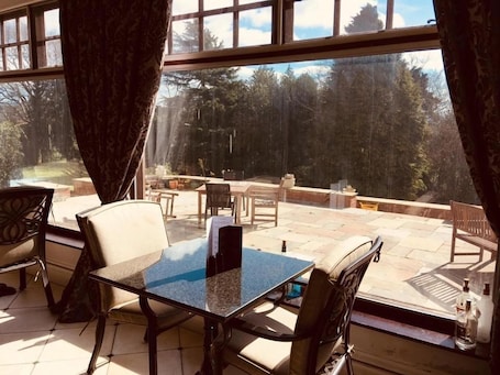 RefeiƧƵes ao ar livre. Brass Castle Country House Accommodation