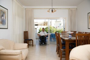 Apartamento, 3 quartos | Sala de estar | Televisor 