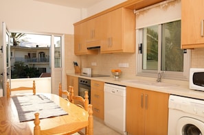 Apartamento, 3 quartos | Cozinha privada | Um frigorífico, uma placa de cozinha, uma chaleira elétrica 