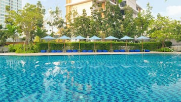 Piscina externa, funciona das 6h30 às 20h, guarda-sóis, espreguiçadeiras