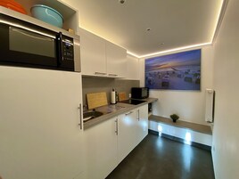 Apartamento em Condomínio Fechado | Cozinha privada | Um frigorífico, um micro-ondas, uma cafeteira/bule 