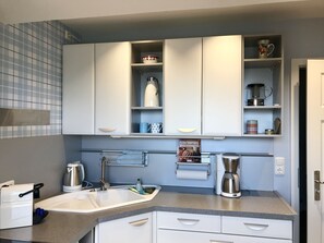 Apartamento, 2 quartos, sacada (Inselfeeling) | Cozinha privada | Geladeira grande, micro-ondas, fogão, cooktop