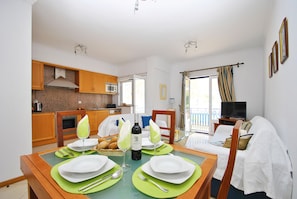 Apartamento, 2 quartos, acesso à piscina, junto à praia | Refeições no quarto