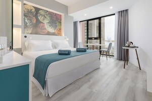 Suite Júnior | Minibar, cofre com capacidade para portátil, secretária 