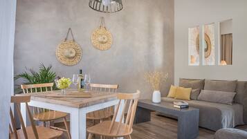 Suíte luxo, banheira de imersão | Sala de estar | TV LCD