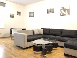 Apartamento Comfort, varanda | Sala de estar | TV de ecrã plano 