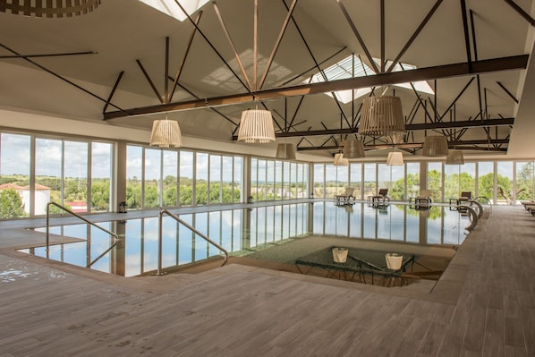 Piscina interior, 2 piscinas exteriores, guarda-sóis, espreguiçadeiras
