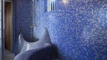 Apartamento Deluxe, banheira de hidromassagem grande (B) | Casa de banho | Um polibã, um secador de cabelo, toalhas fornecidas, sabão