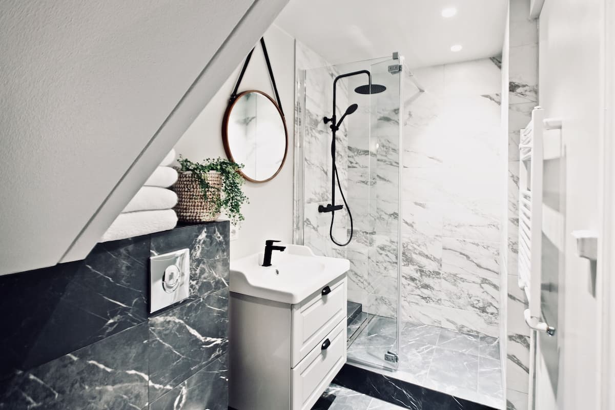 Suíte luxo (A) | Banheiro | Chuveiro, secador de cabelo, toalhas de banho, sabonete