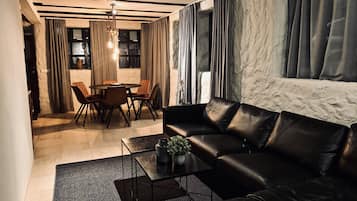 Apartamento Deluxe, banheira de hidromassagem grande (B) | Sala de estar | Smart TV de 40 de polegadas com canais digitais, televisor, Netflix
