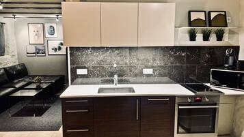 Apartamento Deluxe, banheira de hidromassagem grande (B) | Cozinha privada | Um frigorífico, um micro-ondas, um forno, uma cafeteira/bule