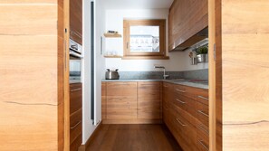 Apartamento, 2 quartos | Cozinha privada | Um frigorífico/congelador grande, um forno, uma placa de cozinha 