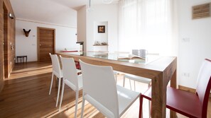 Apartamento, 2 quartos | Refeições no quarto