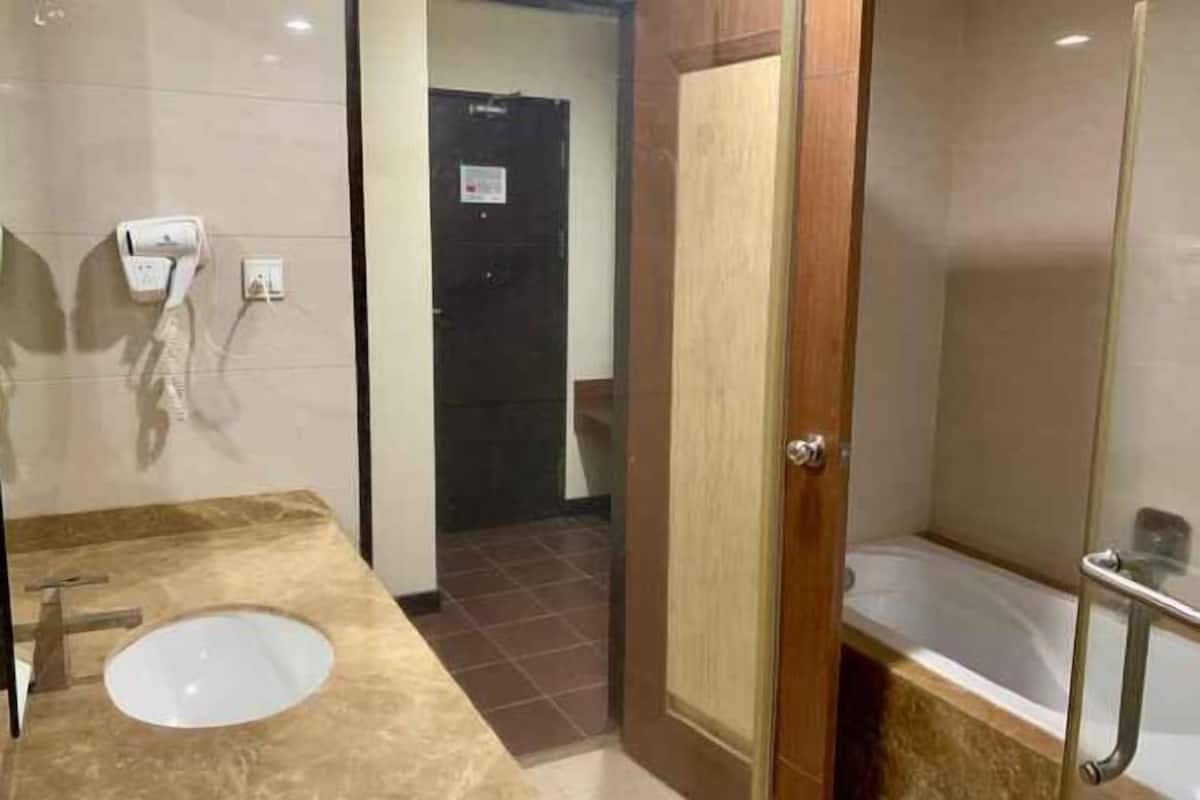 Banheiro | Secador de cabelo, roupões de banho, bidê, toalhas de banho