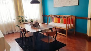 Quarto Duplo Deluxe, 1 cama queen-size, não fumadores | Pequeno-almoço | Pequeno-almoço preparado no momento diário incluído