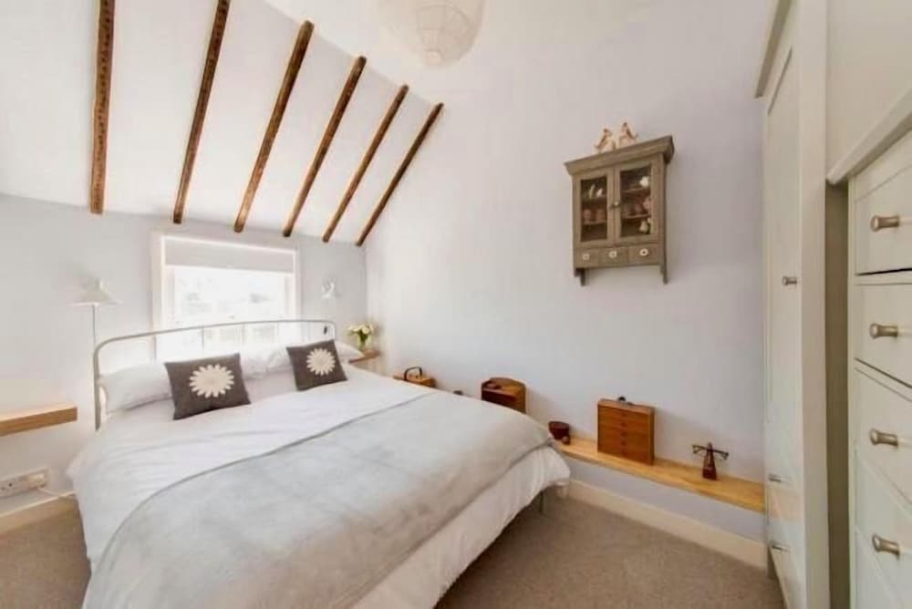 Charming, Period Cottage Located Just Off The Vibrant High Street Of Deal With A Gorgeous Garden! - Deal