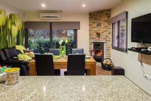 Casa de Campo Familiar, 2 quartos, vista para a colina | Sala de estar | Televisor LCD 