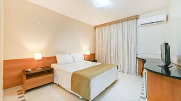 1 quarto, frigobar, cofres nos quartos, escrivaninha